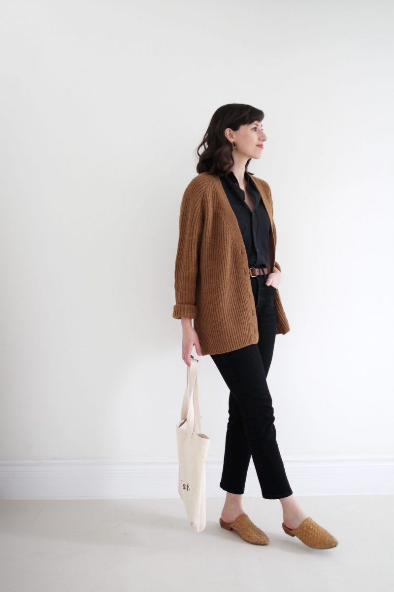 14 Outfit Kemeja Hitam Wanita Terbaik untuk Santai dan Kerja - MC ...